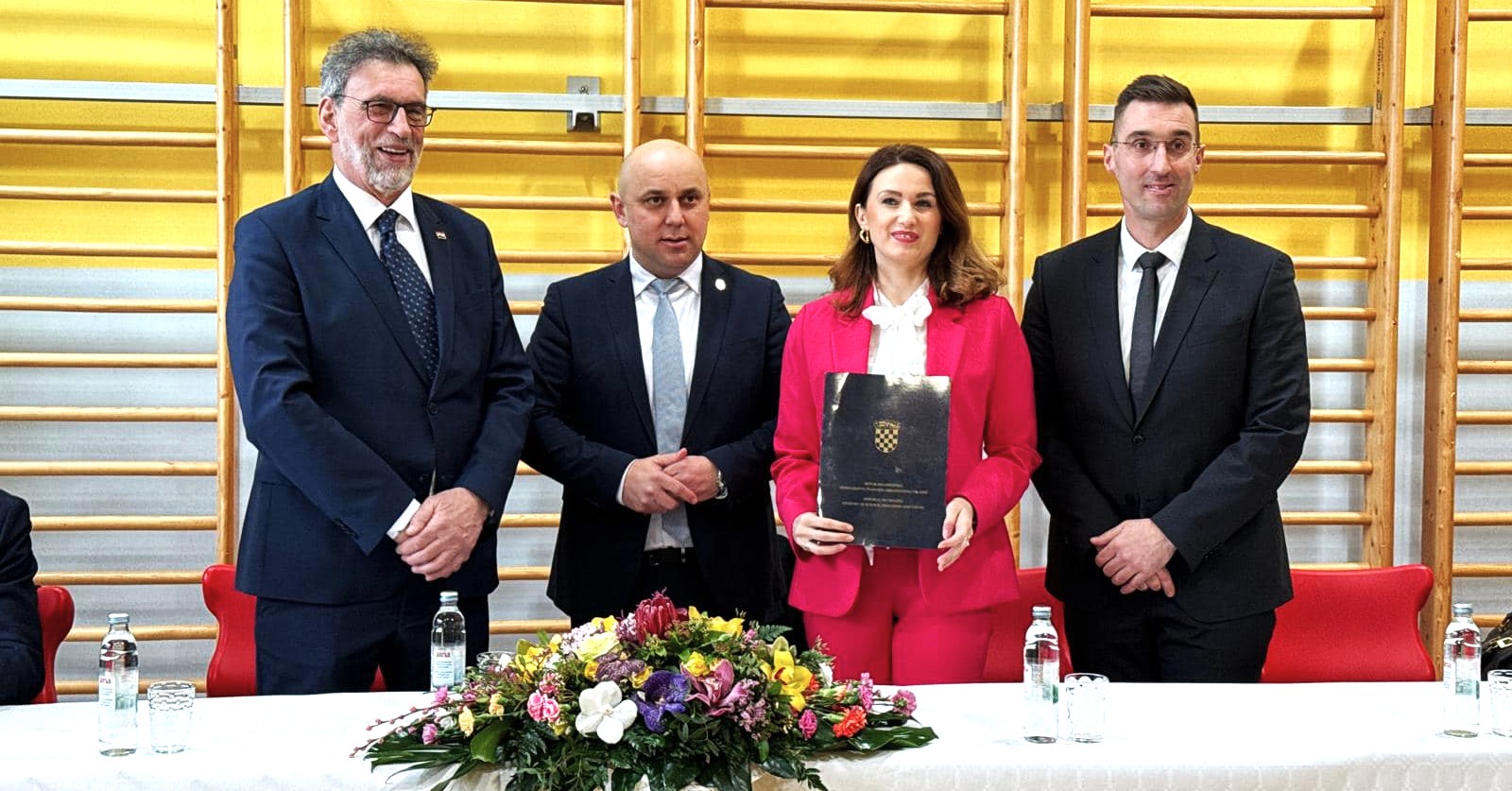 Ministar Fuchs u Vinkovce donio suglasnost za novu školu u Novom Selu ...